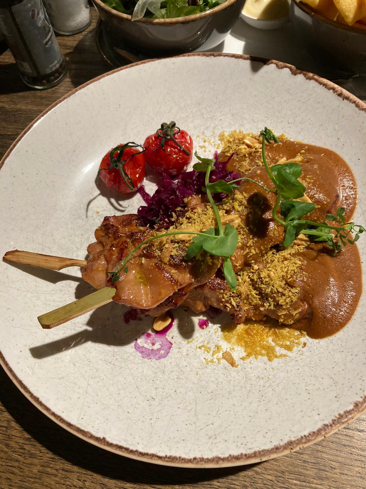 Kippendij saté met Vlaamse friet, gepofte tomaat en rodekool - Mimilicious